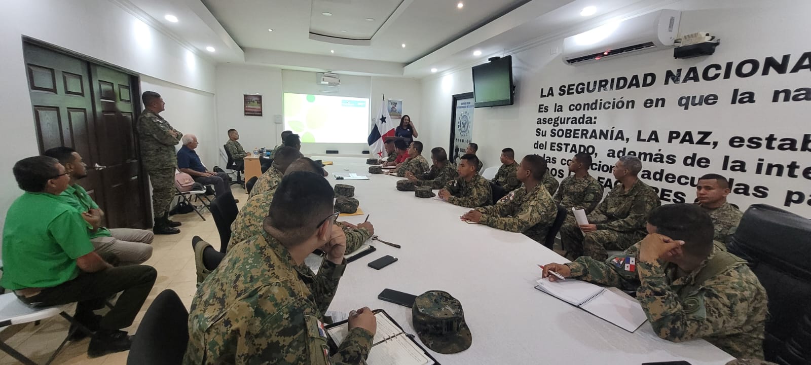 MiAMBIENTE capacita a unidades de SENAFRONT - MiAmbiente