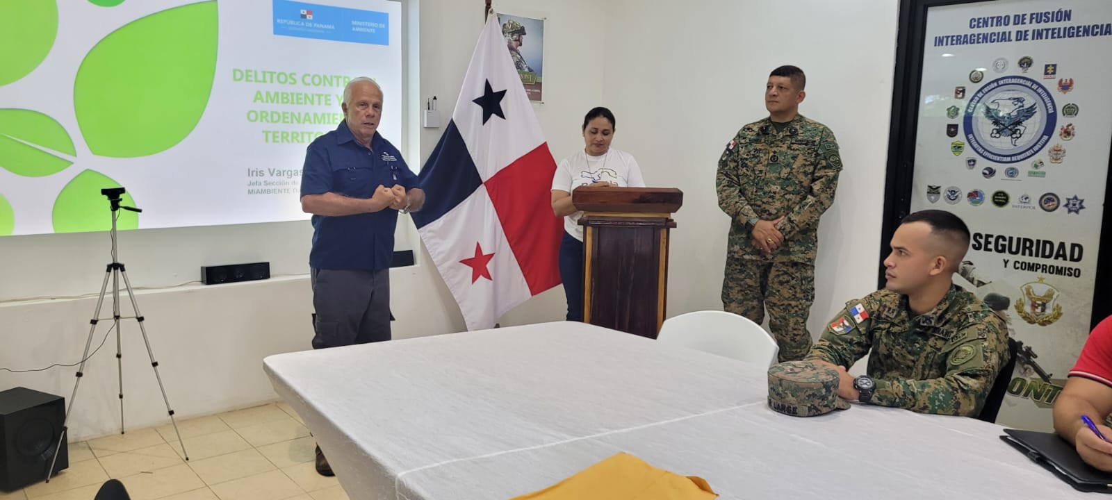 MiAMBIENTE capacita a unidades de SENAFRONT - MiAmbiente