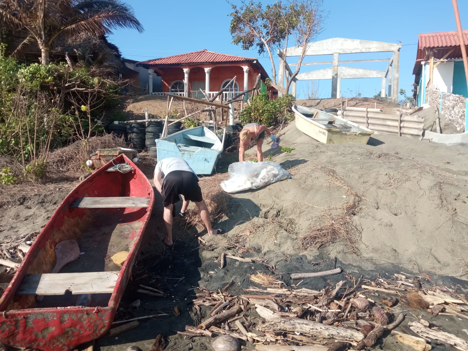 Realizan jornada de limpieza en playa Las Comadres - MiAmbiente