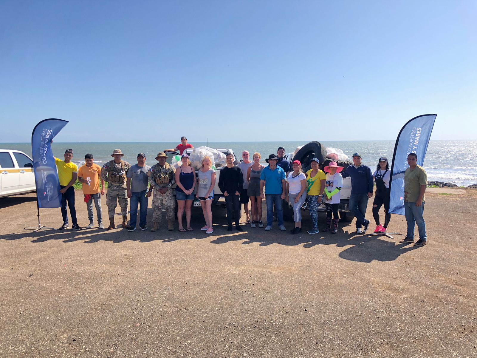 Realizan jornada de limpieza en playa Las Comadres - MiAmbiente
