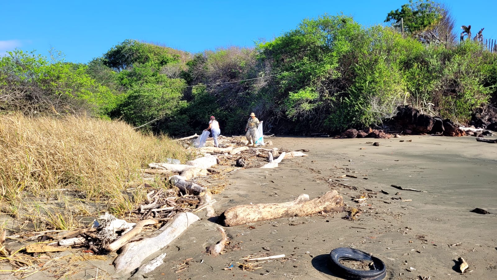 Realizan jornada de limpieza en playa Las Comadres - MiAmbiente